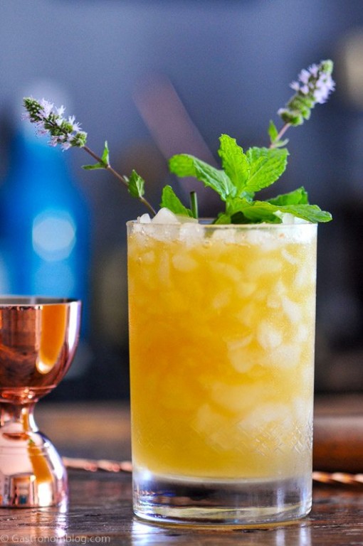 Bourbon Peach Smash Cocktail Recipe - Gastronom Cocktails